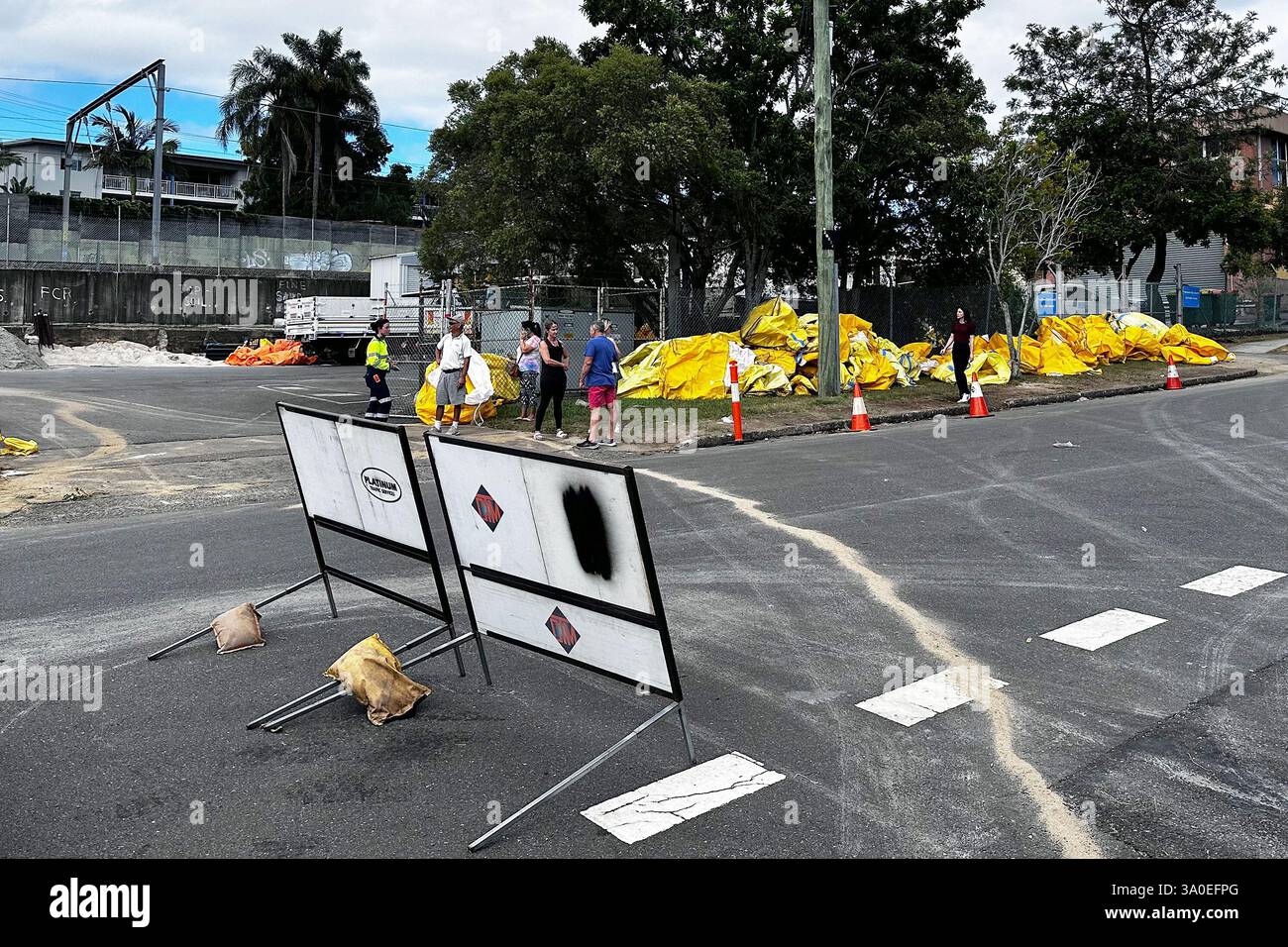 Brisbane residents wait for sandbags in anticipation of Cyclone Alfred ...