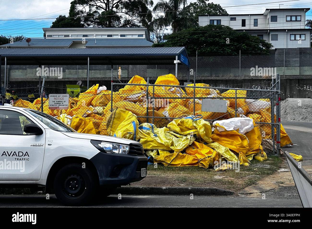 Brisbane residents wait for sandbags in anticipation of Cyclone Alfred ...