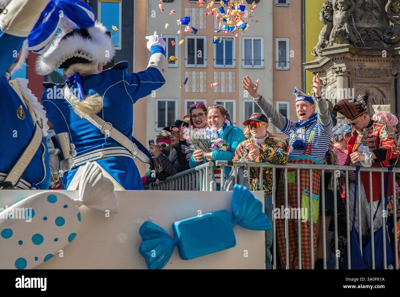 (250304) -- COLOGNE, March 4, 2025 (Xinhua) -- A reveler casts candies ...