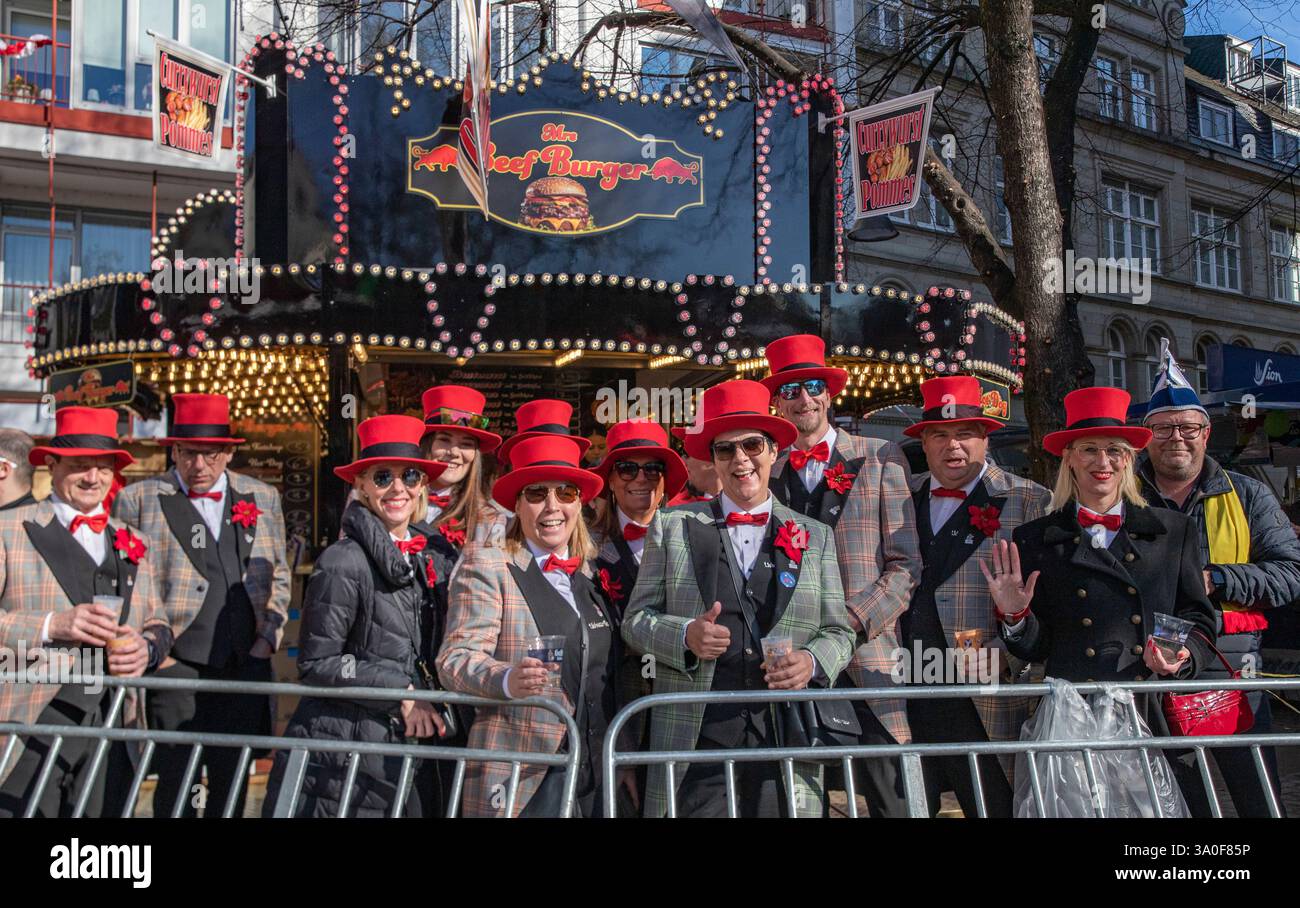(250304) -- COLOGNE, March 4, 2025 (Xinhua) -- Revelers pose for photos ...