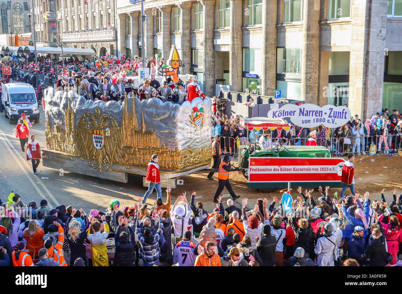 (250304) -- COLOGNE, March 4, 2025 (Xinhua) -- Revelers take part in ...