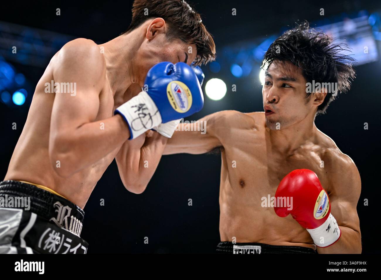Eigoro Akai (red gloves) hits Ryuya Moriai (blue gloves) in the first ...