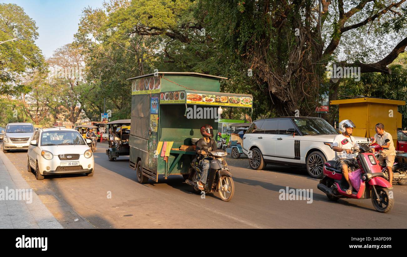 city streets and highways in Phnom Penh Stock Photo - Alamy