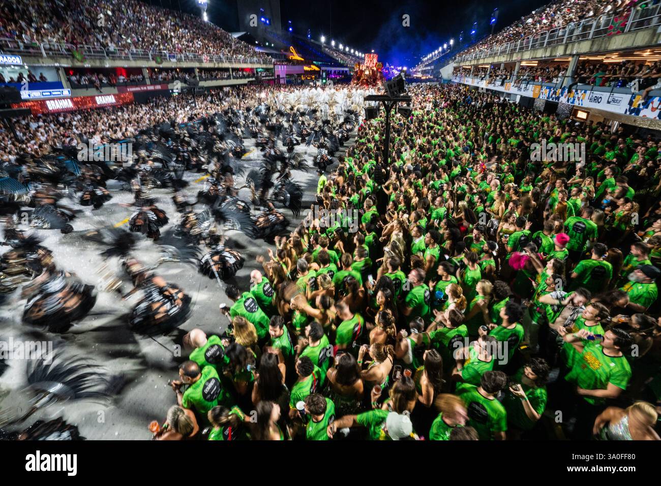 Beijing, Brazil. 3rd Mar, 2025. People watch the parade during the Rio ...