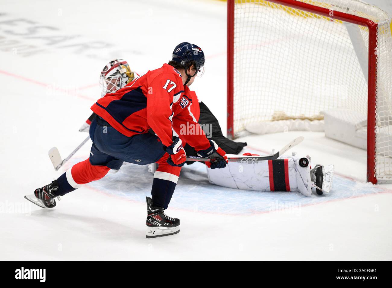 Washington Capitals center Dylan Strome (17) shoots to score past ...