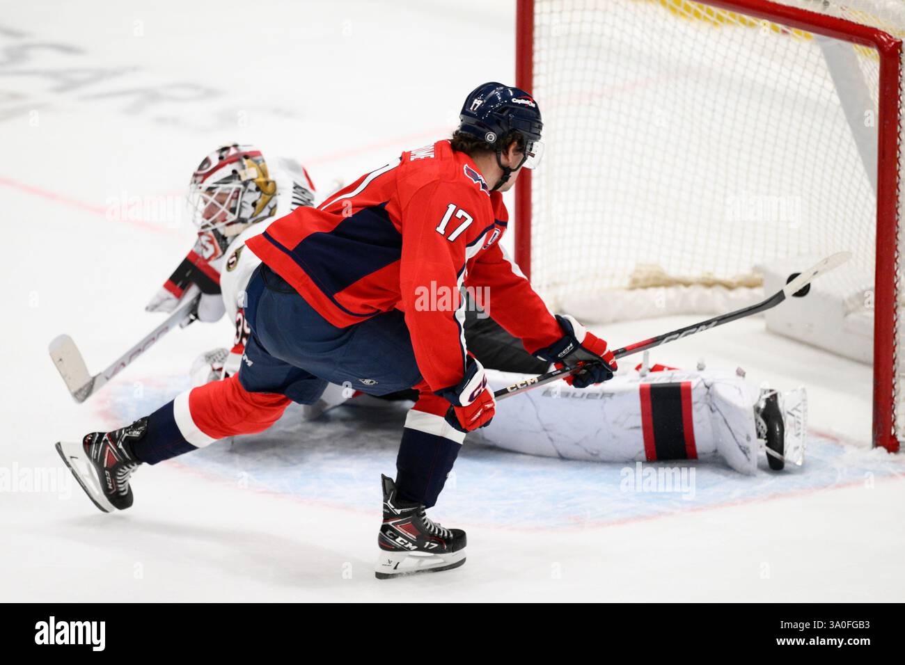Washington Capitals center Dylan Strome (17) scores past Ottawa ...