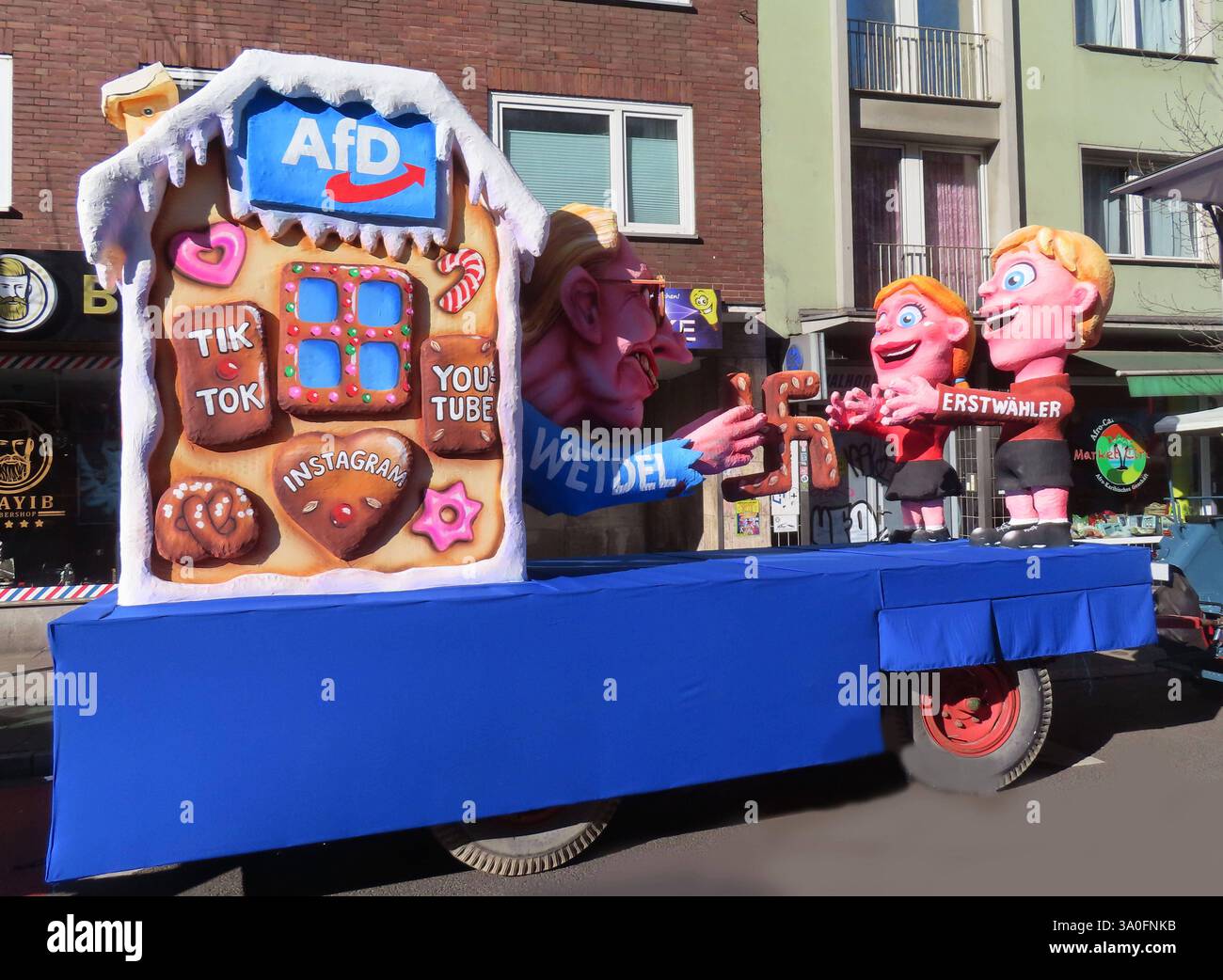 ...Alice Weidel als Hexe in ihrem Knusperhaeuschen, aus dem heraus sie ...