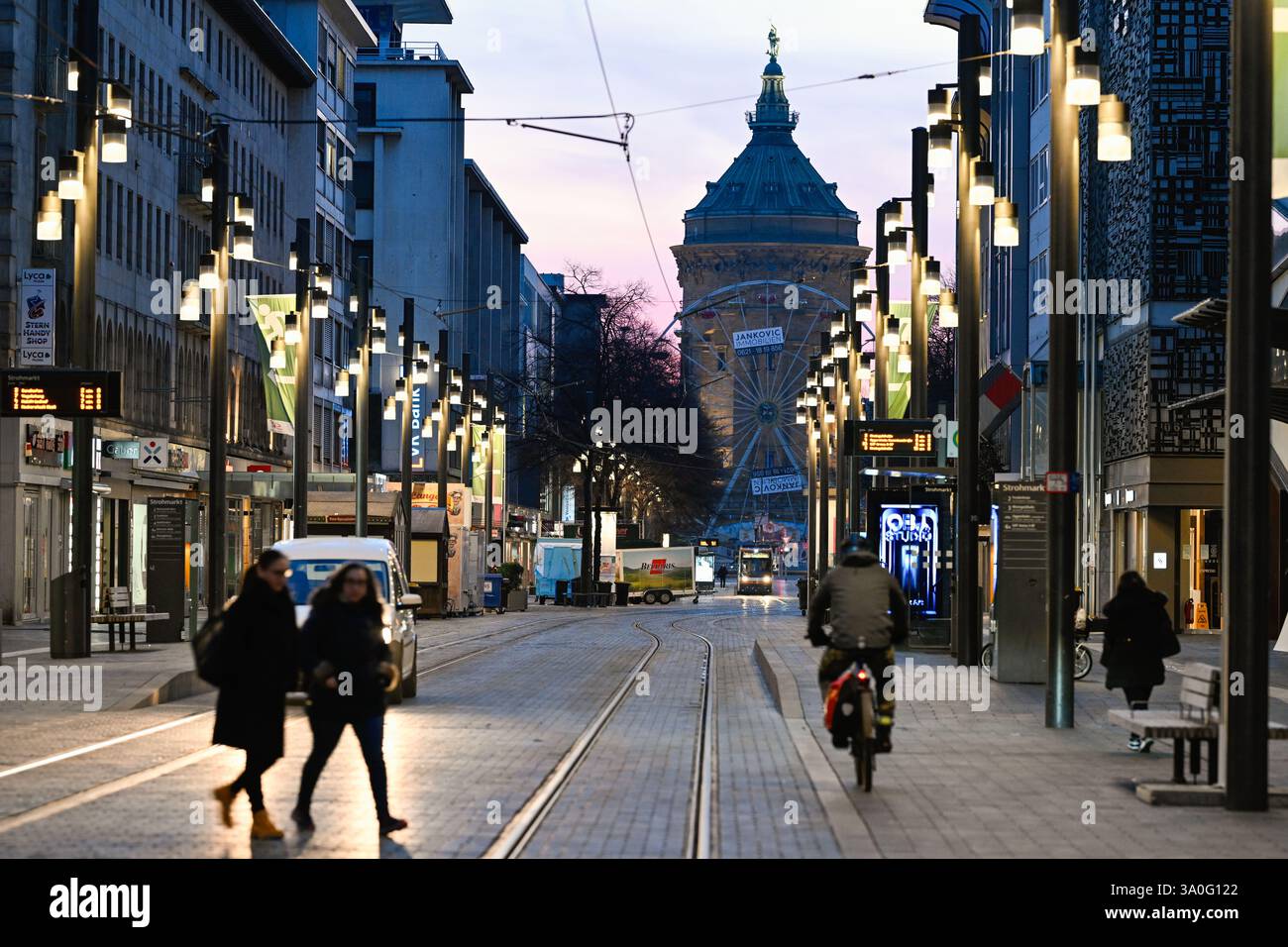 Mannheim, Germany. 04th Mar, 2025. People walk along the "Planken ...