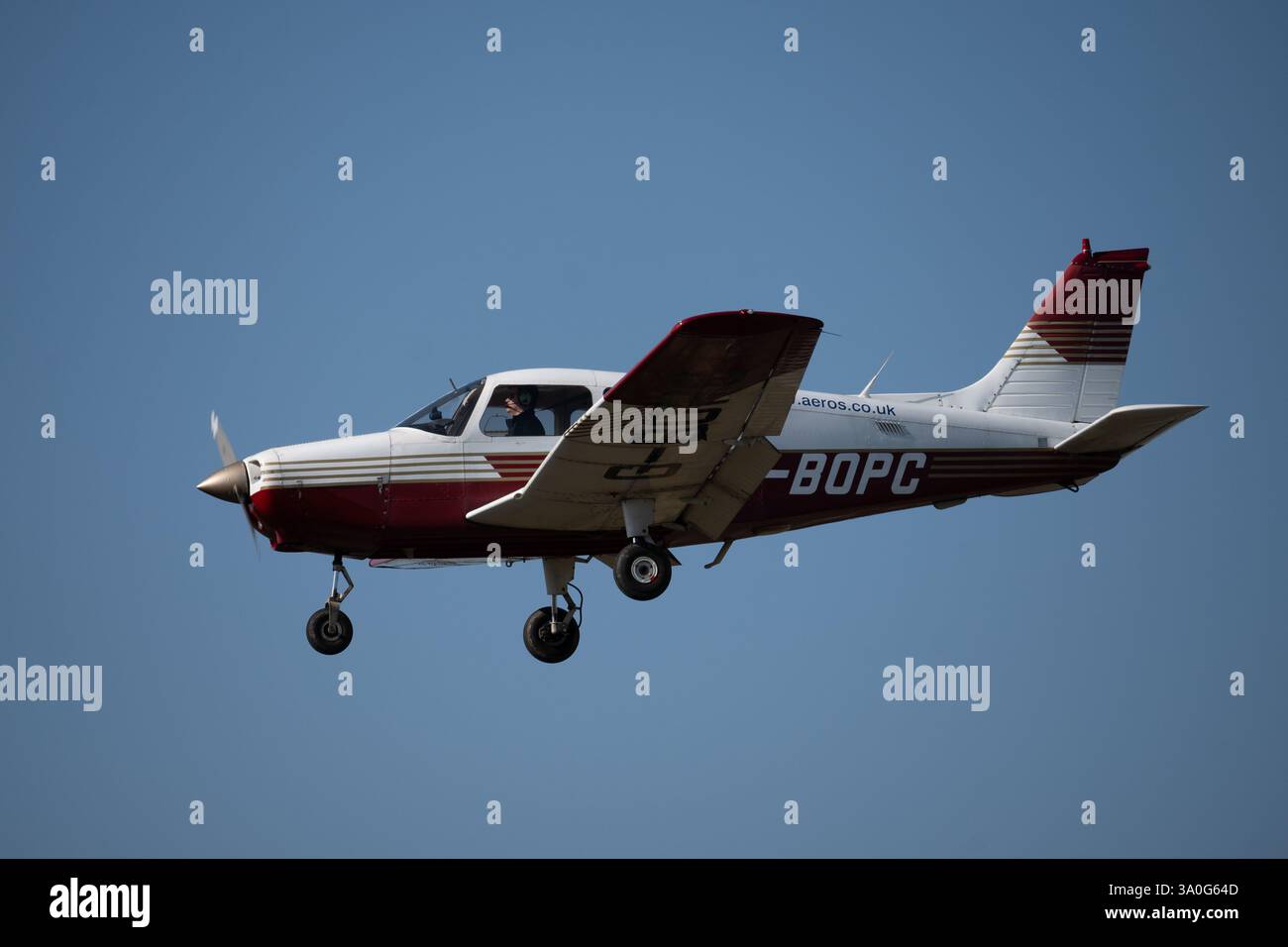 Piper PA-28-161 Warrior II landing at Wellesbourne Airfield ...