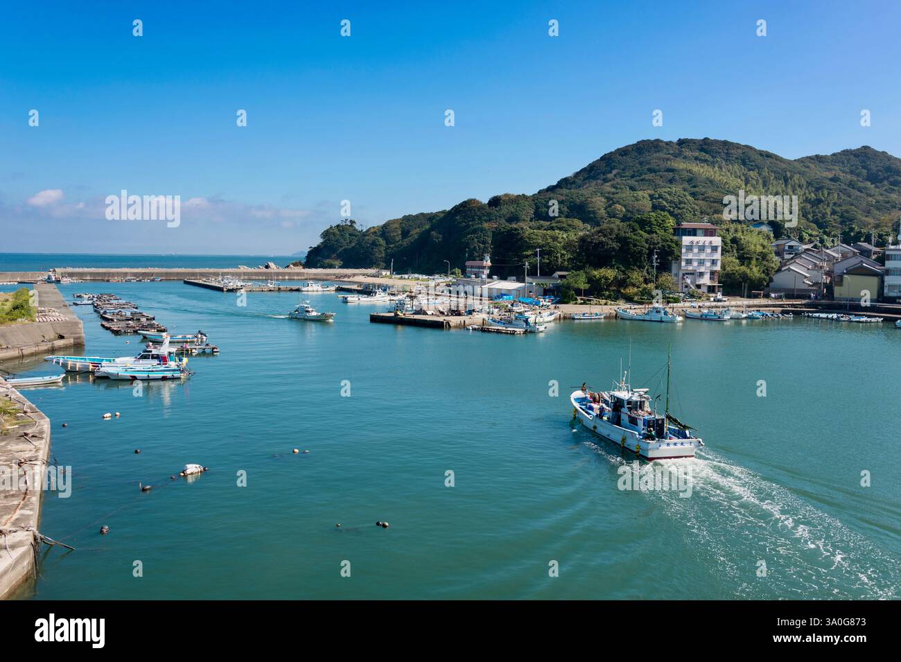 A fishing boat pull into port on Sugashima Island, Toba City, Mie ...