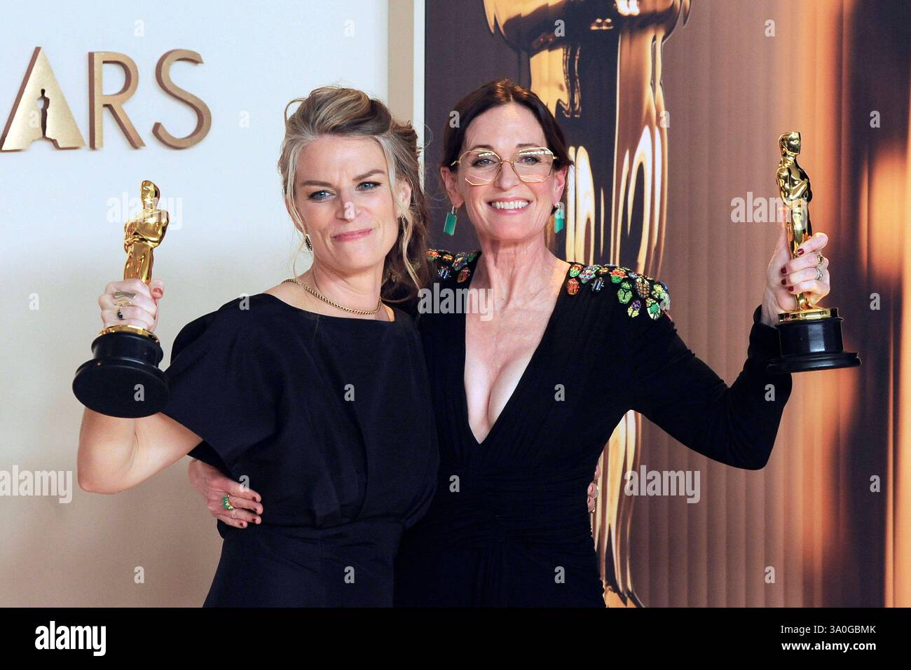 Lisa Remington und Molly O Brien mit den Oscars für den besten Dokumentar-Kurzfilm The Only Girl ...