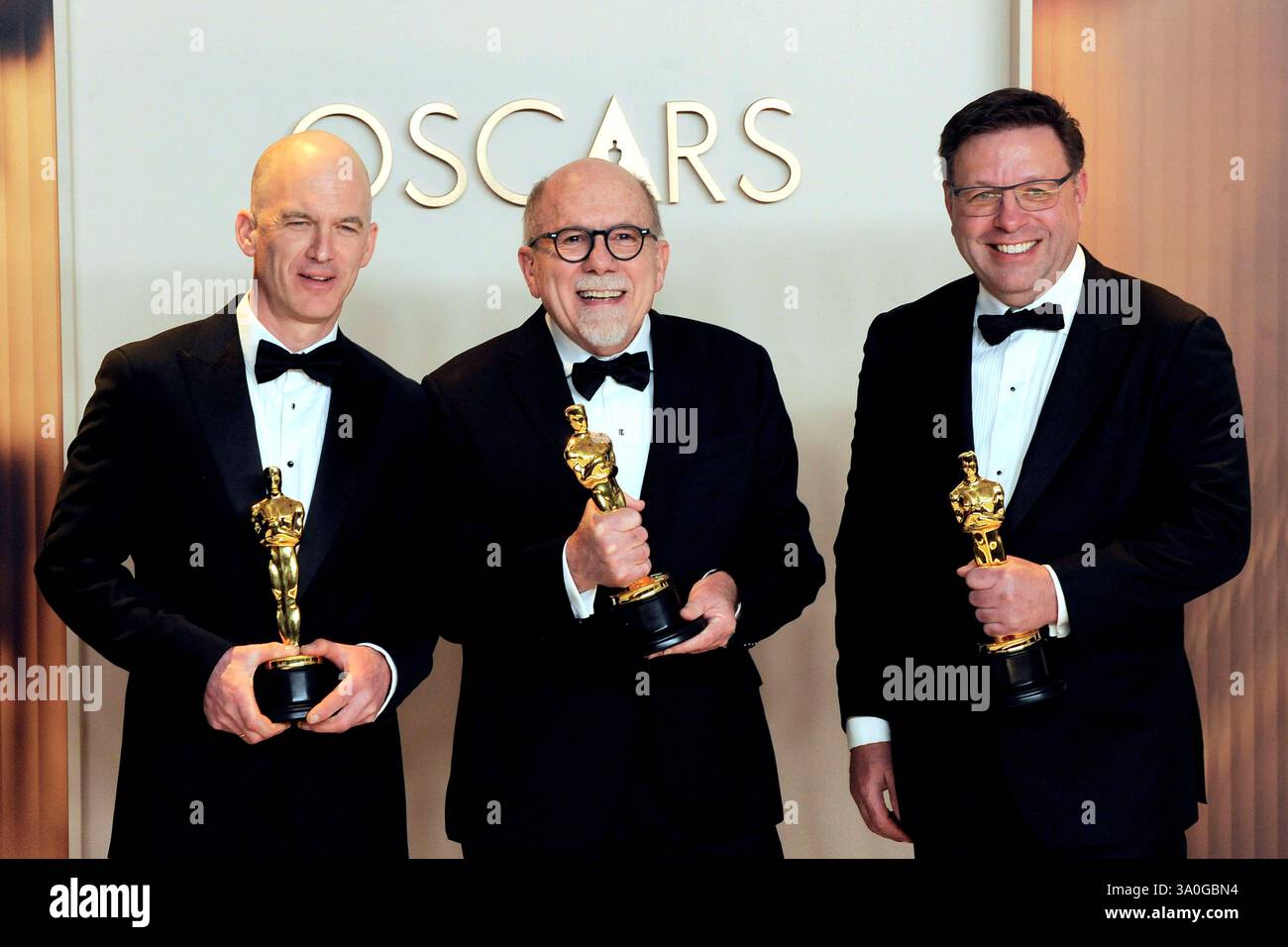 Gareth John, Richard King und Ron Bartlett mit den Oscars für den ...