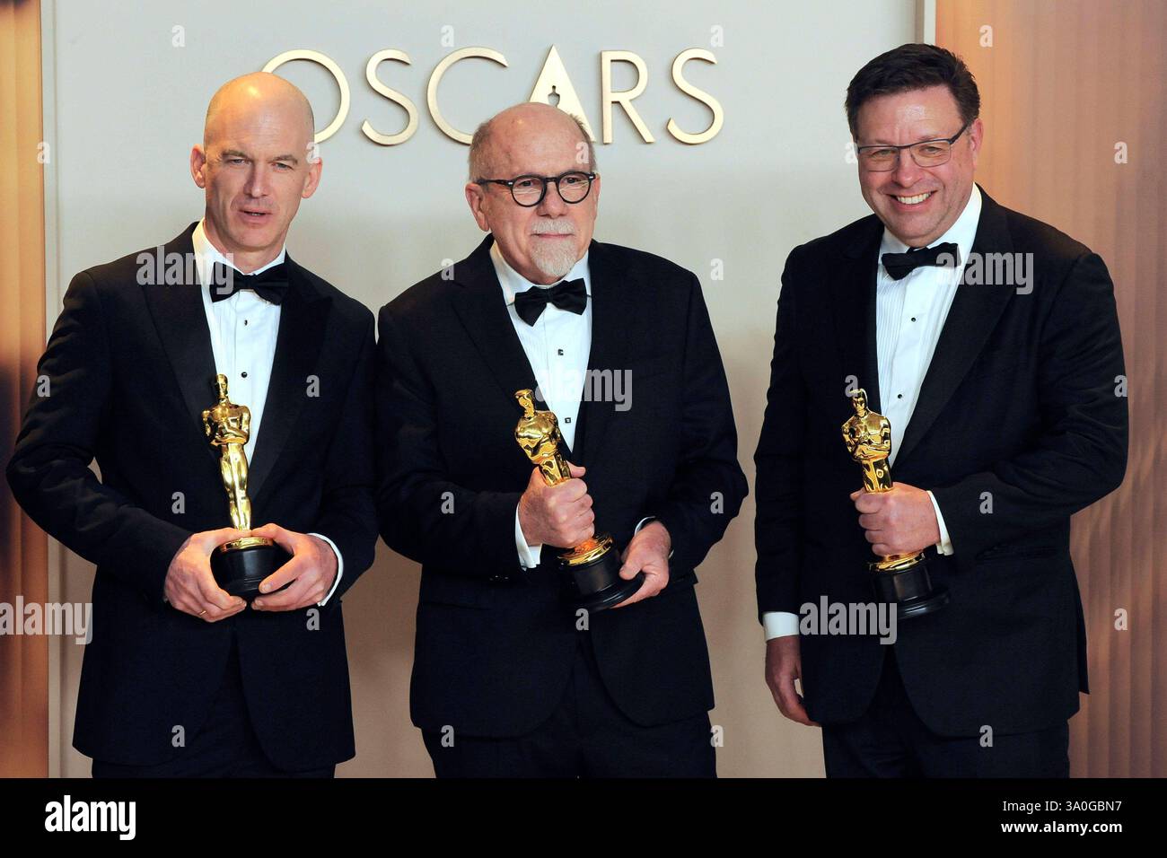 Gareth John, Richard King und Ron Bartlett mit den Oscars für den ...