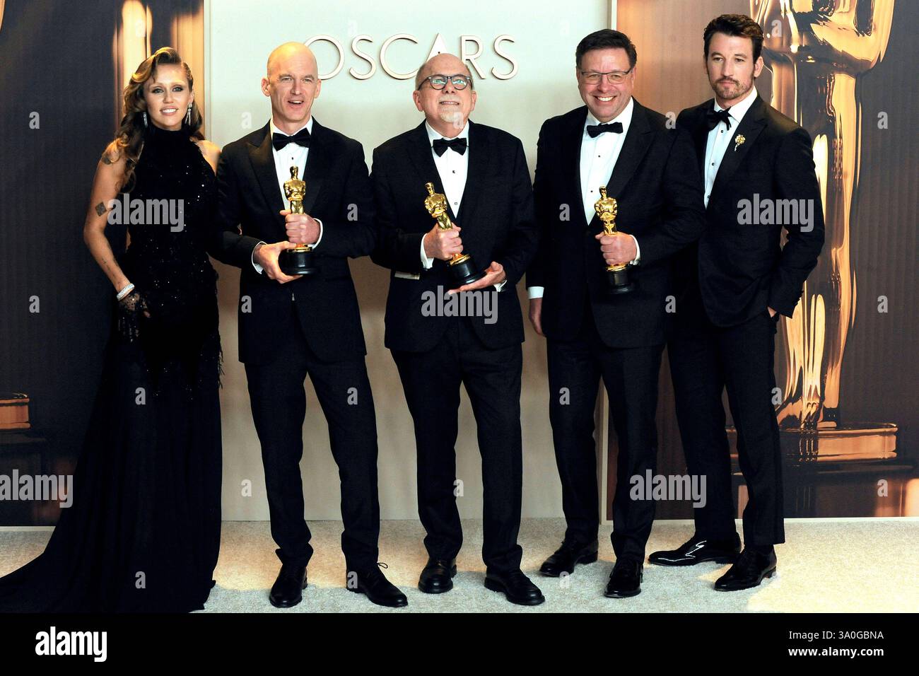 Miley Cyrus, Gareth John, Richard King, Ron Bartlett und Miles Teller ...
