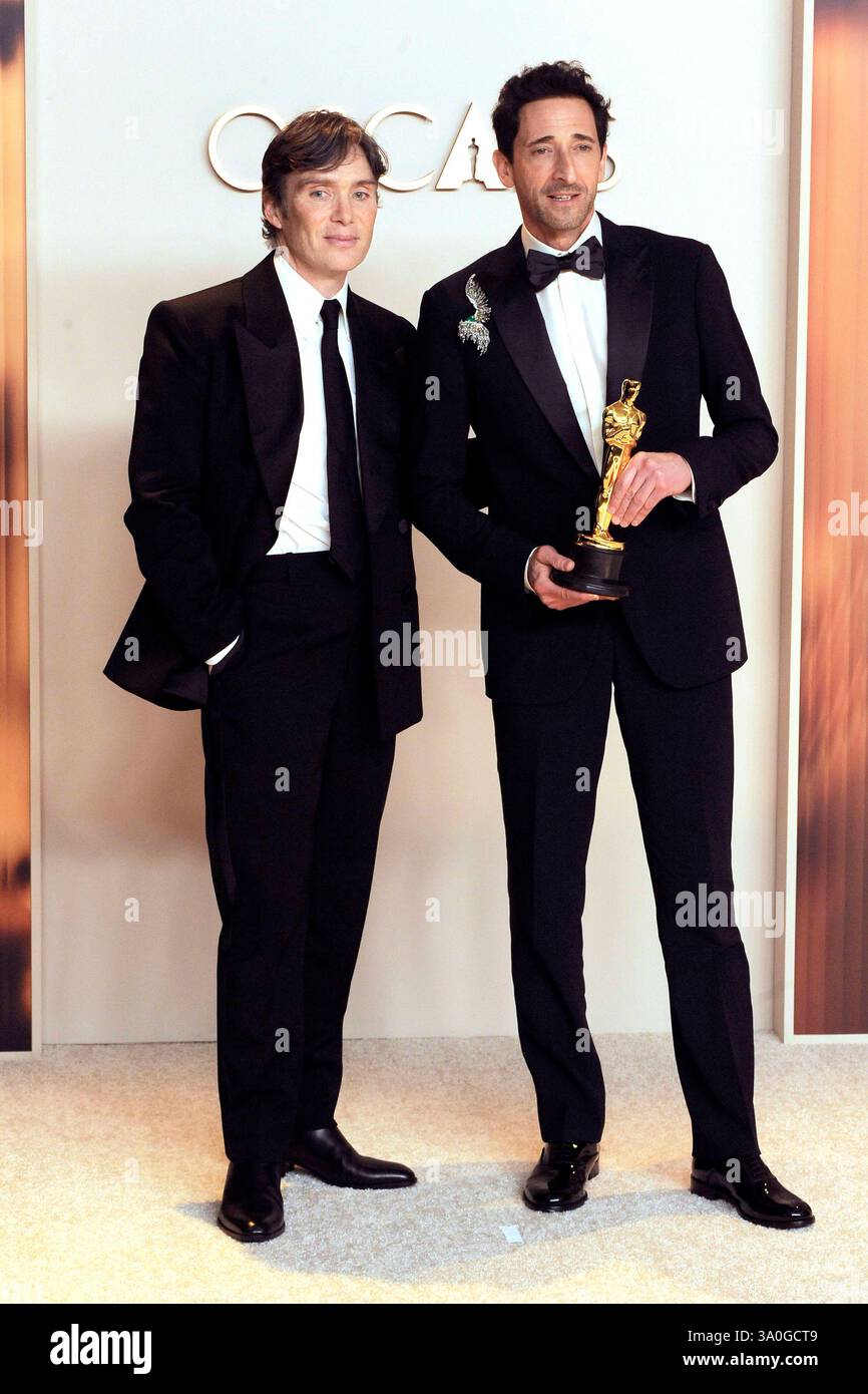 Cillian Murphy und Adrien Brody mit dem Oscar für den besten Hauptdarsteller in The Brutalist im ...