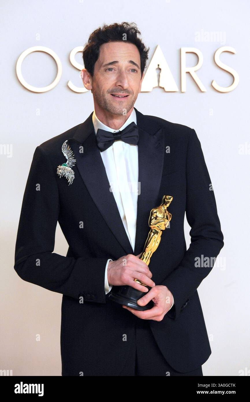 Adrien Brody mit dem Oscar für den besten Hauptdarsteller in The Brutalist im Press Room der ...