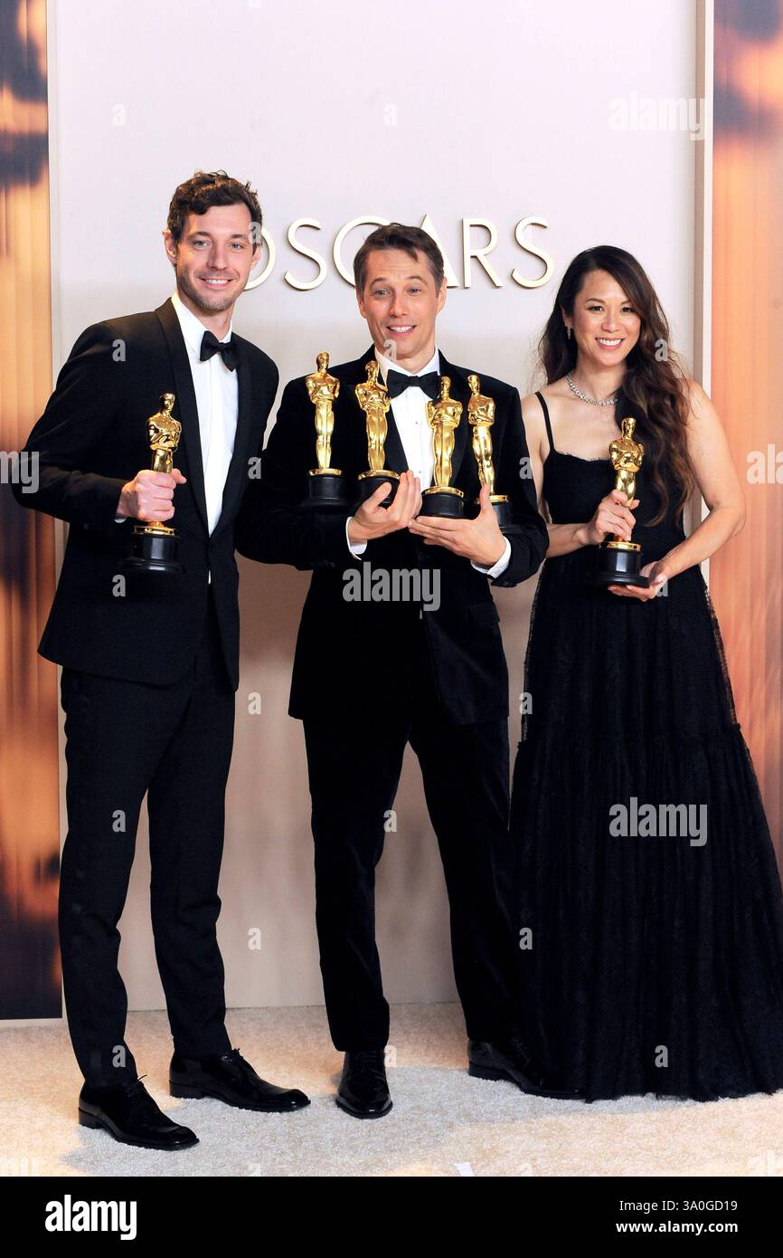 Alex Coco, Sean Baker und Samantha Quan mit den Oscars für den besten ...