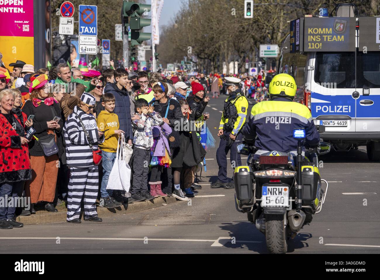 Rose Monday carnival parade in Duesseldorf, police officers secure the ...