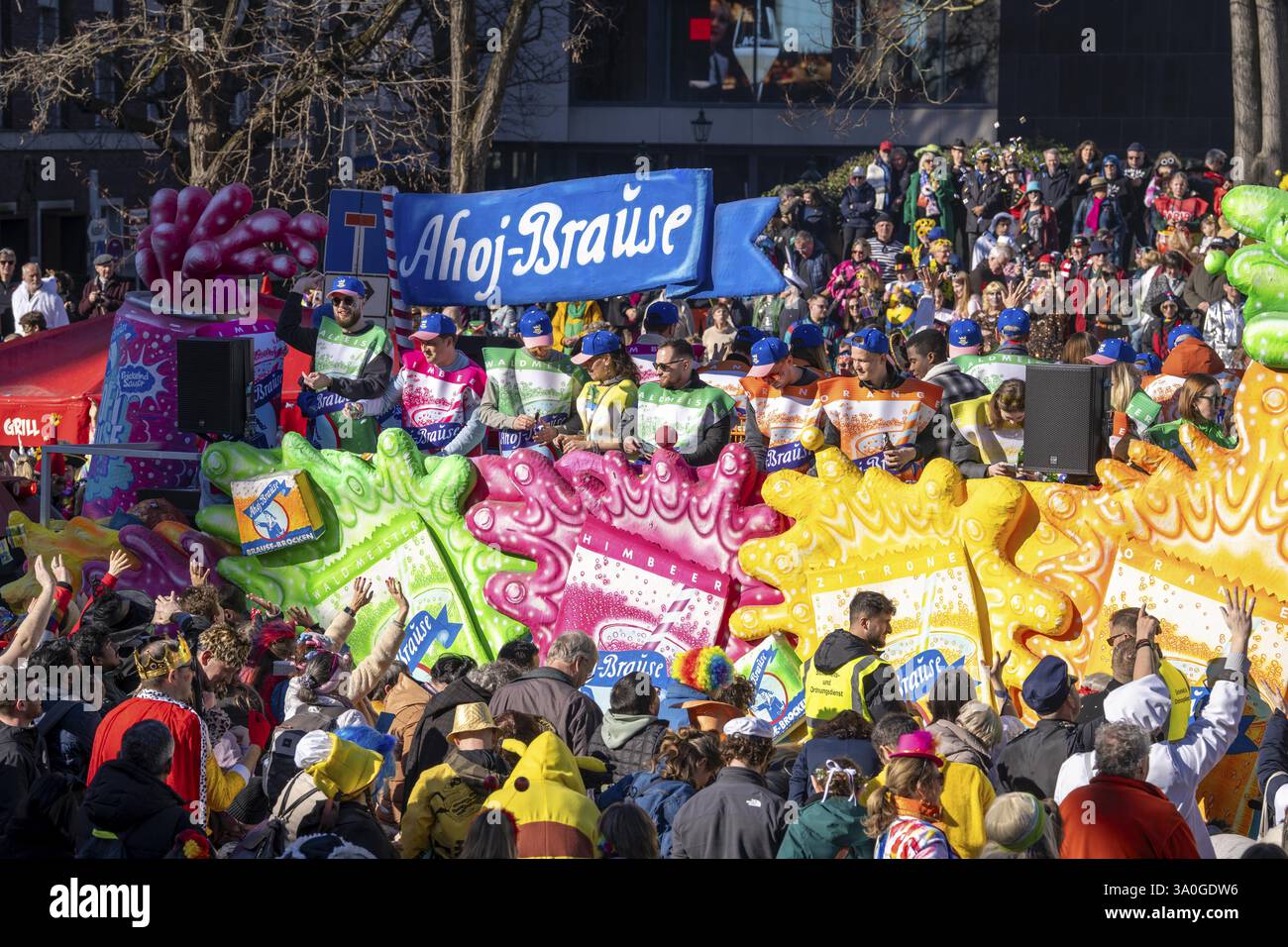 Rose Monday parade in Duesseldorf, motorised floats during the parade ...