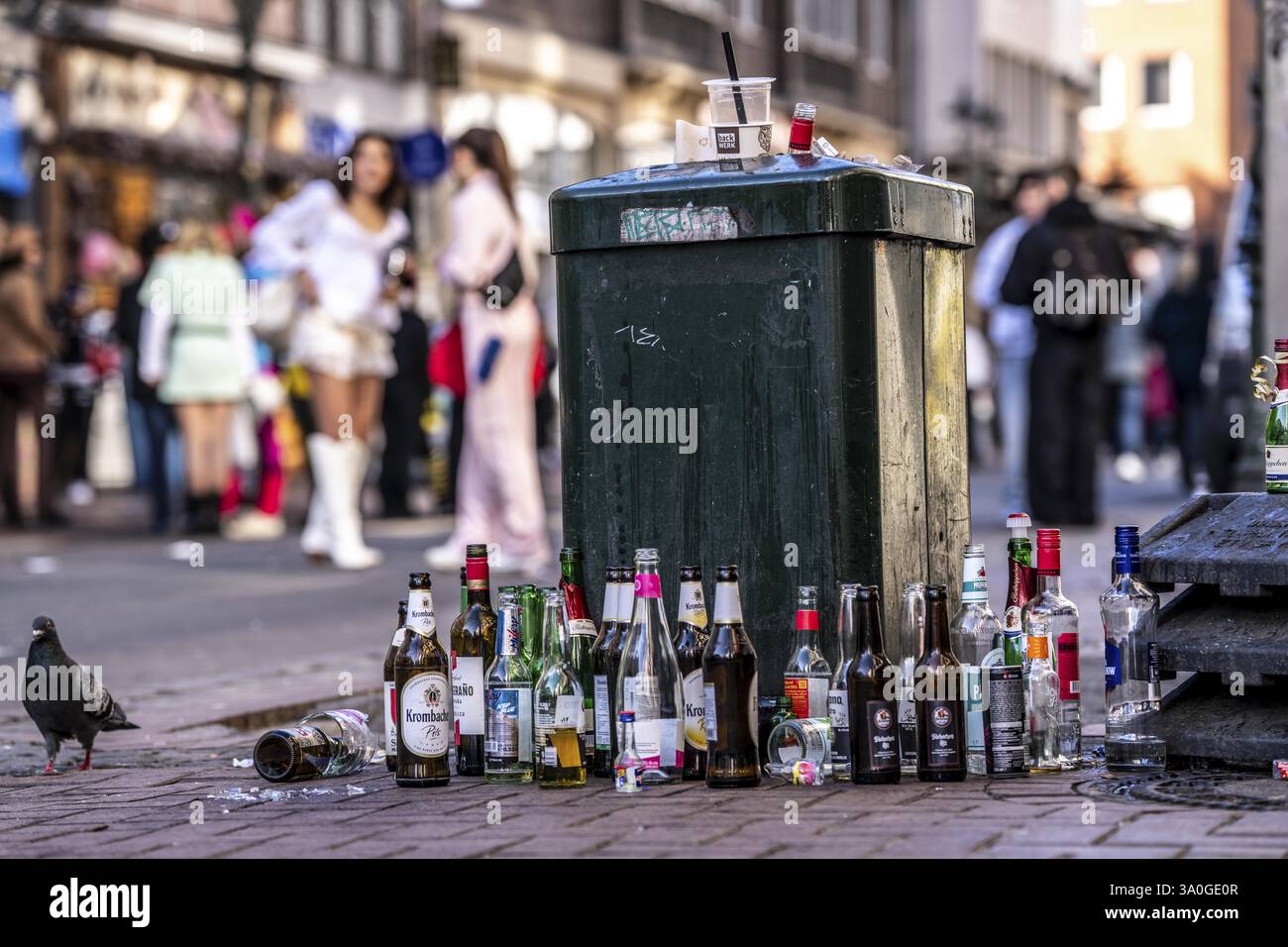 Rose Monday carnival parade in Duesseldorf, old town, empty bottles ...