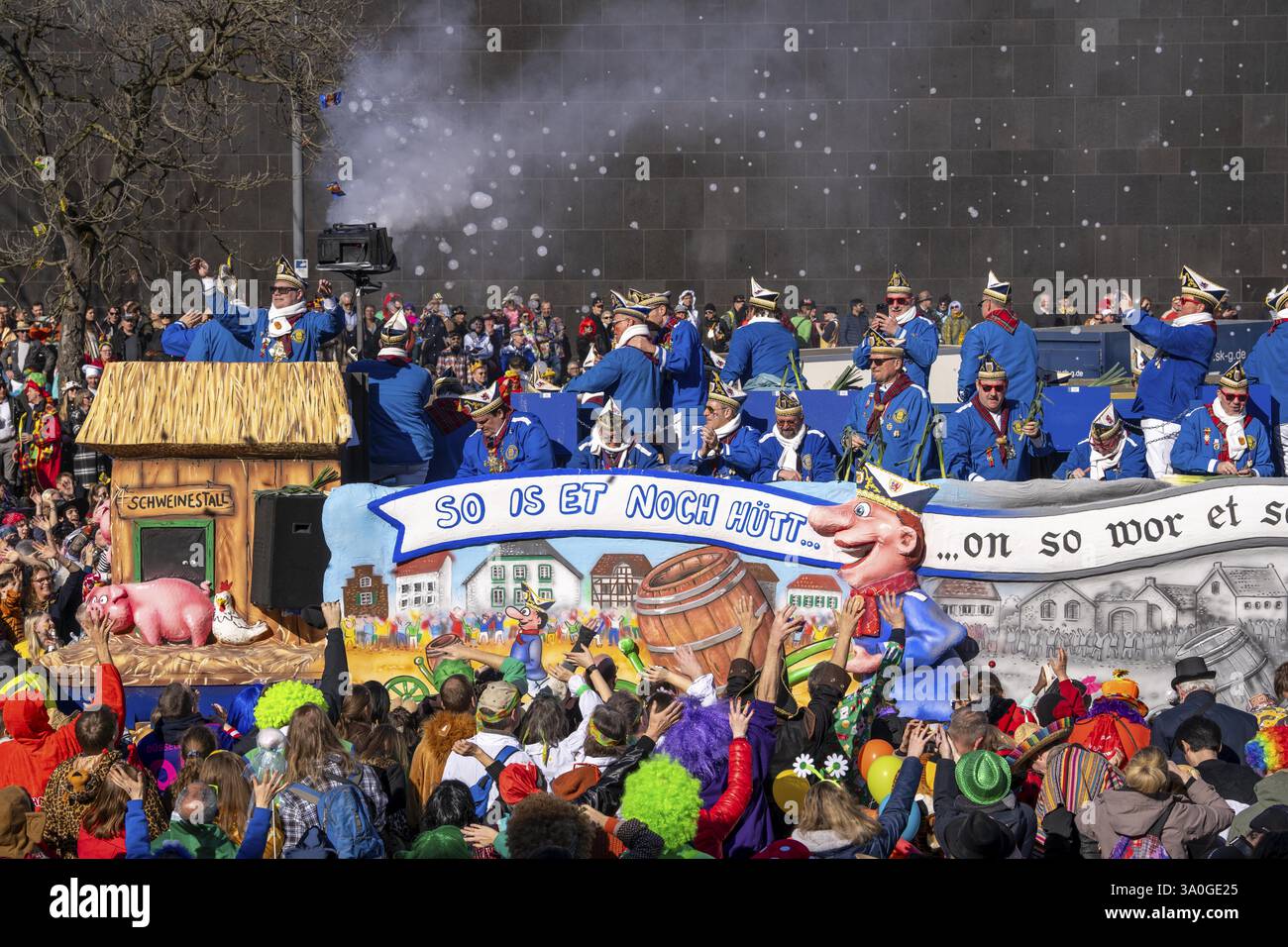 Rose Monday parade in Duesseldorf, motorised floats during the parade, dressed up fools at the ...