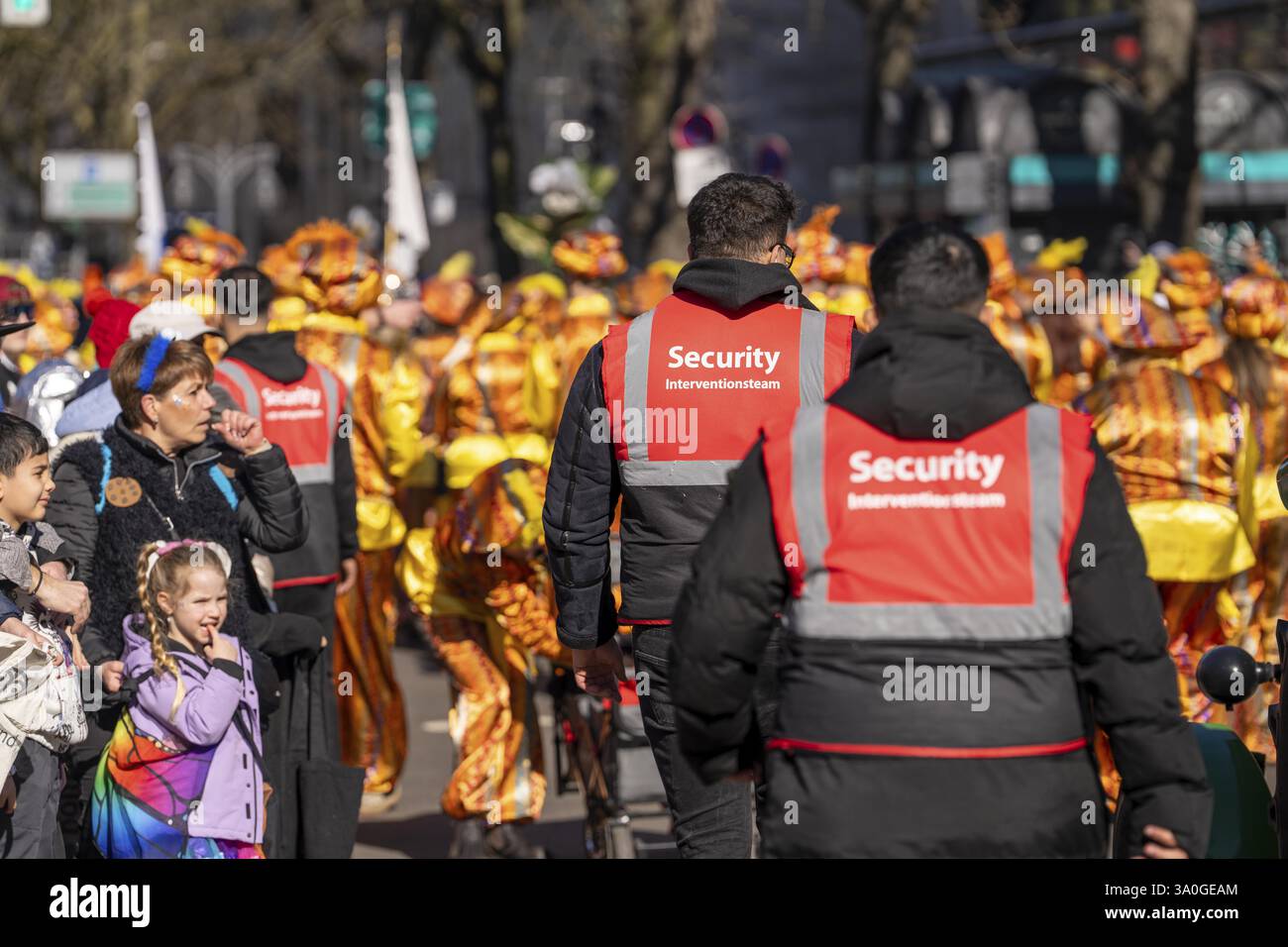Rose Monday carnival parade in Duesseldorf, private security companies ...