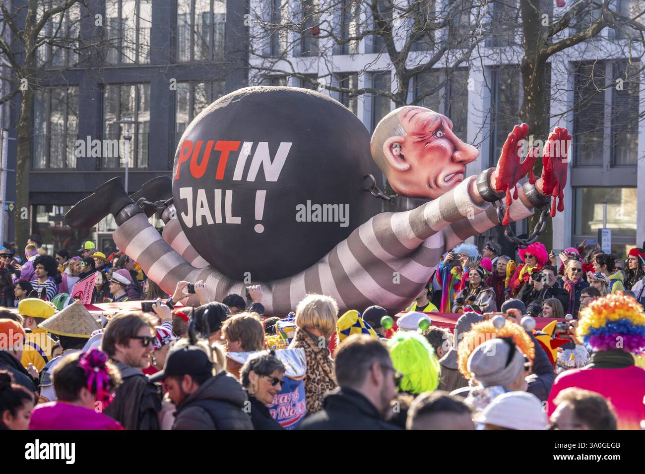 Rose Monday parade in Duesseldorf, themed float by float builder ...