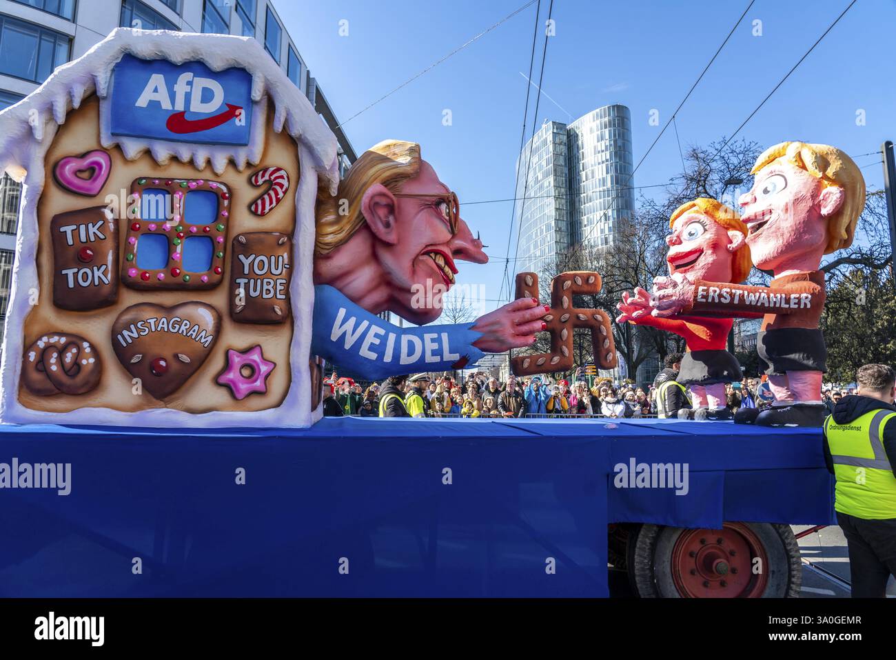 Rose Monday parade in Duesseldorf, themed float by float builder ...