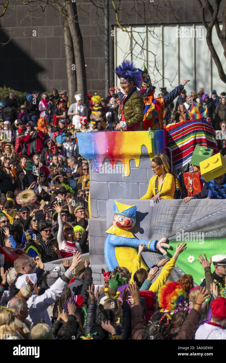 Rose Monday parade in Duesseldorf, motorised floats during the parade ...