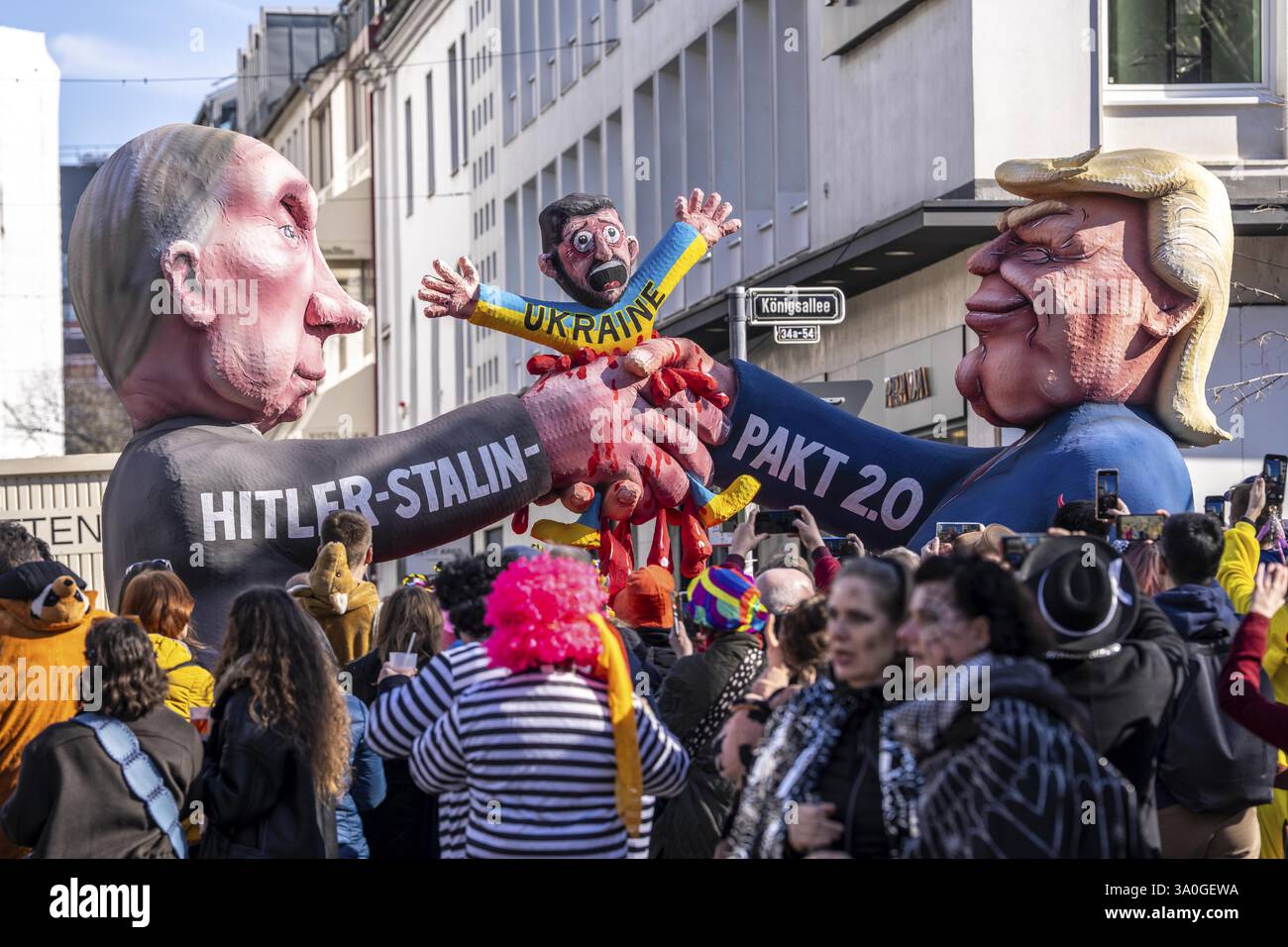 Trump putin hand hi-res stock photography and images - Alamy