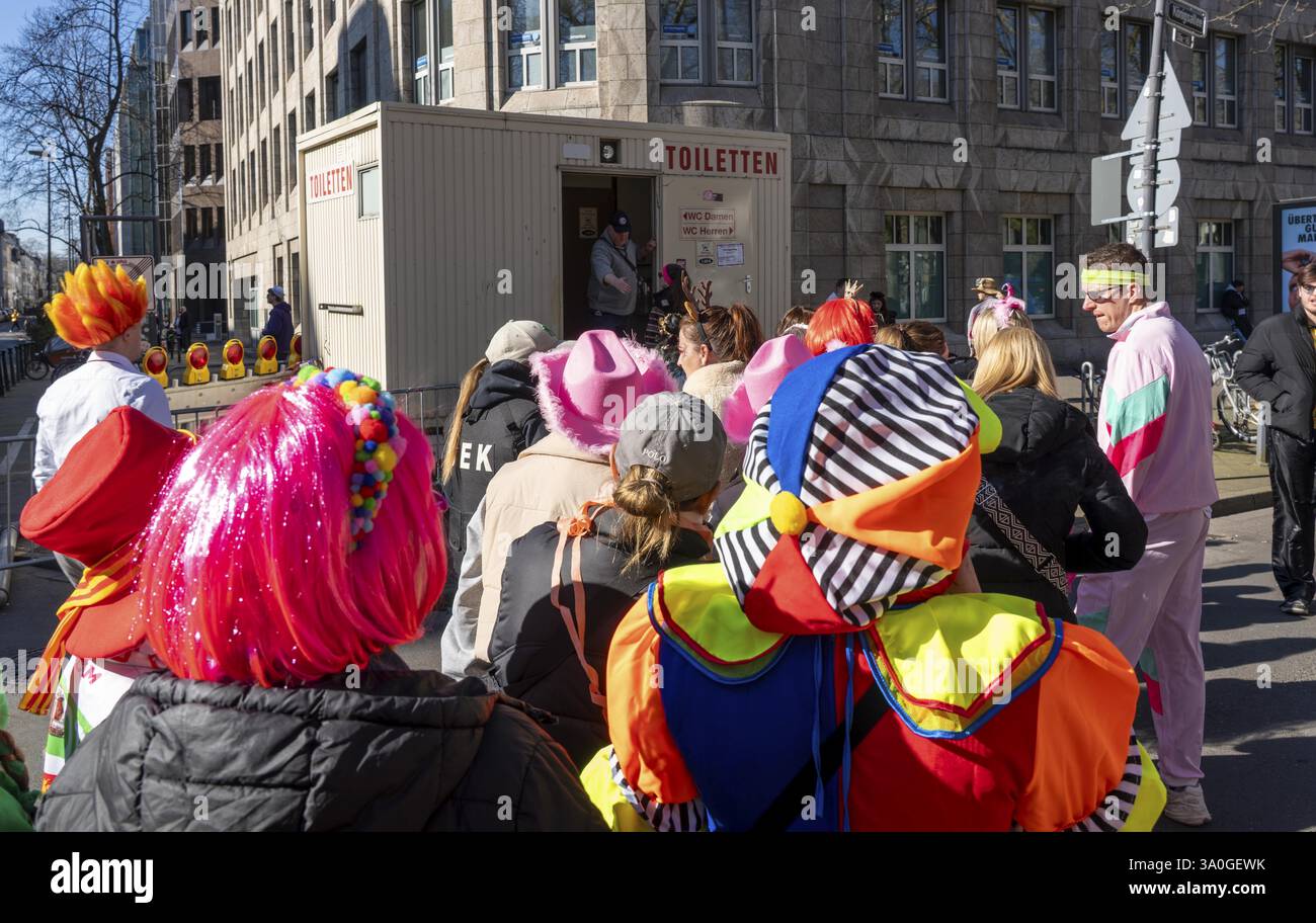 Rose Monday carnival parade in Duesseldorf, dressed up fools were in ...