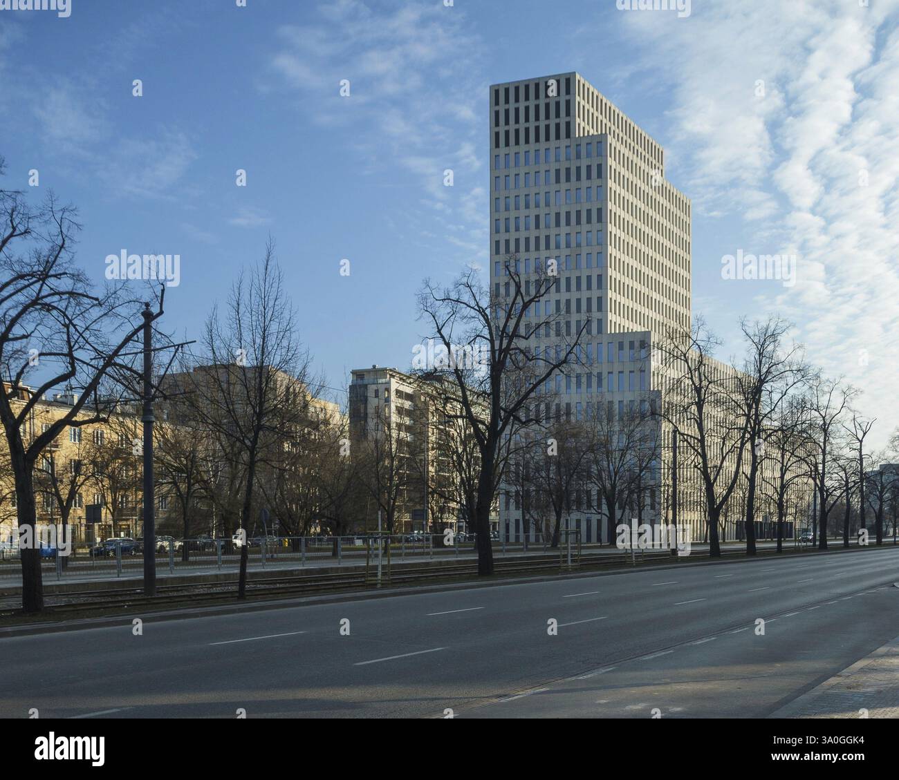 Skyscraper lit afternoon sun hi-res stock photography and images - Alamy