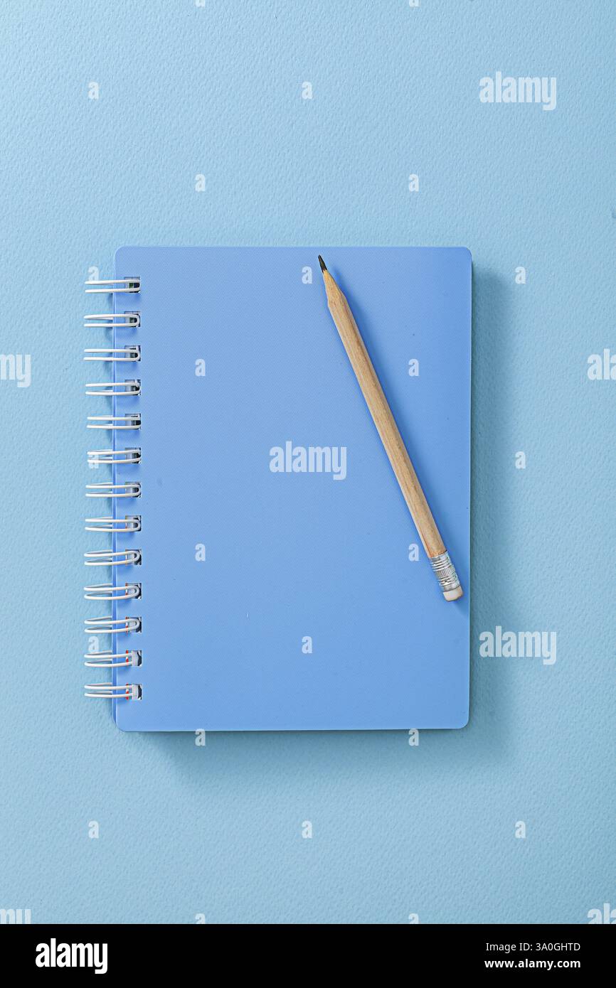 Blue background notepad pencil hi-res stock photography and images - Alamy