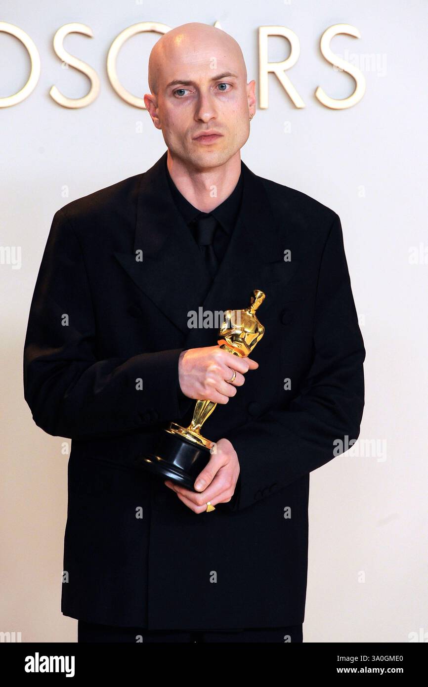 Daniel Blumberg mit dem Oacar für die besten Filmmusik zu 'The ...