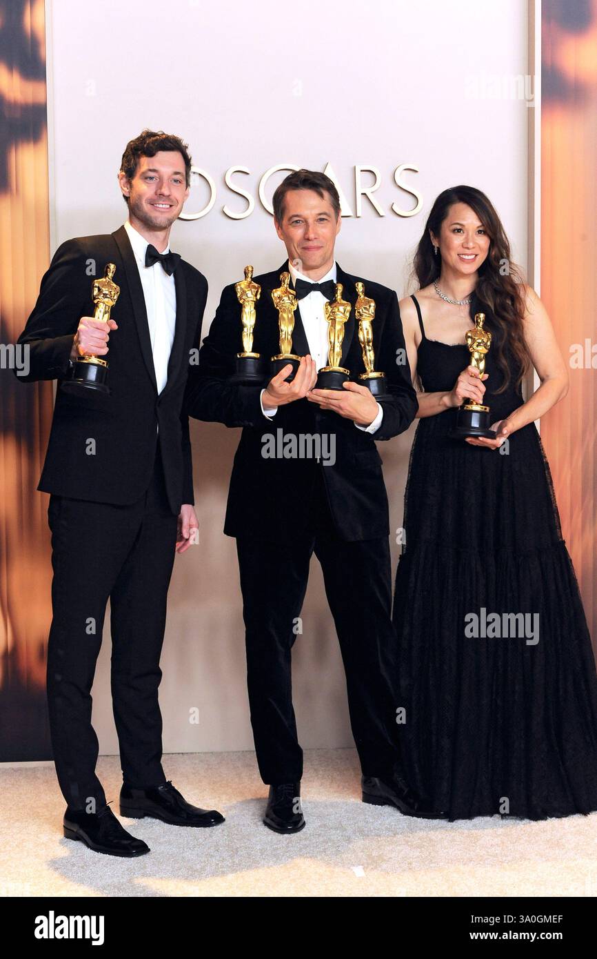 Alex Coco, Sean Baker und Samantha Quan mit den Oscars für den besten Film 'Anora' im Press Room ...