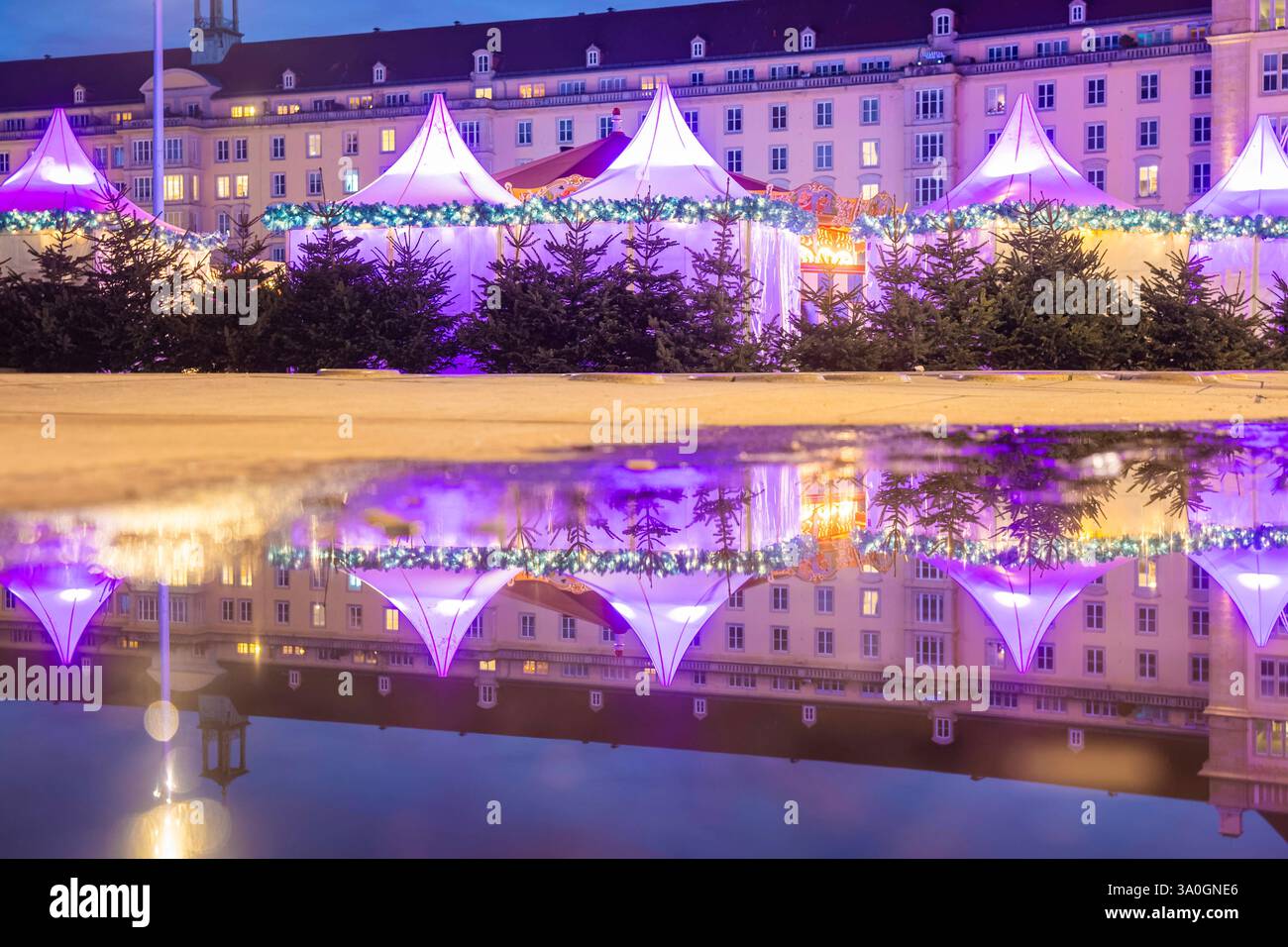 Dresdner Winterfest Winterfest auf dem Altmarkt, Spieglung des Festes ...