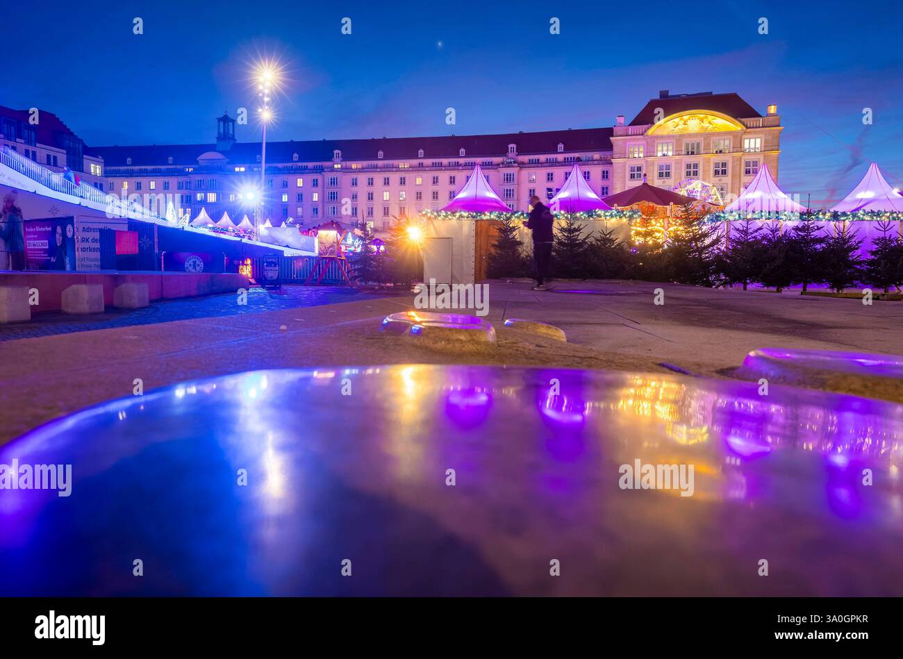 Dresdner Winterfest Winterfest auf dem Altmarkt, Spieglung des Festes ...