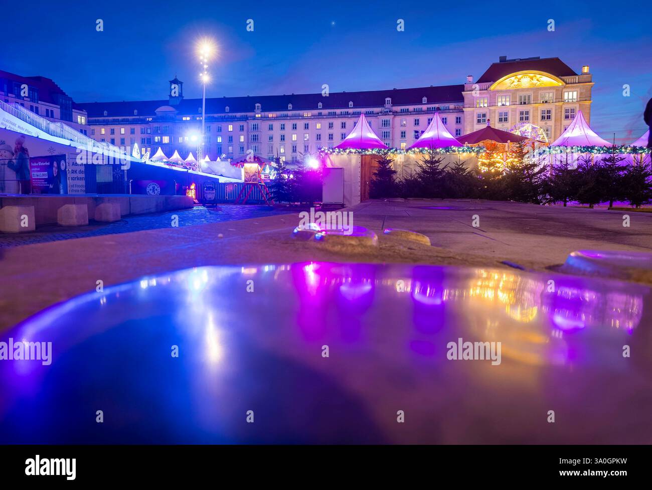 Dresdner Winterfest Winterfest auf dem Altmarkt, Spieglung des Festes ...