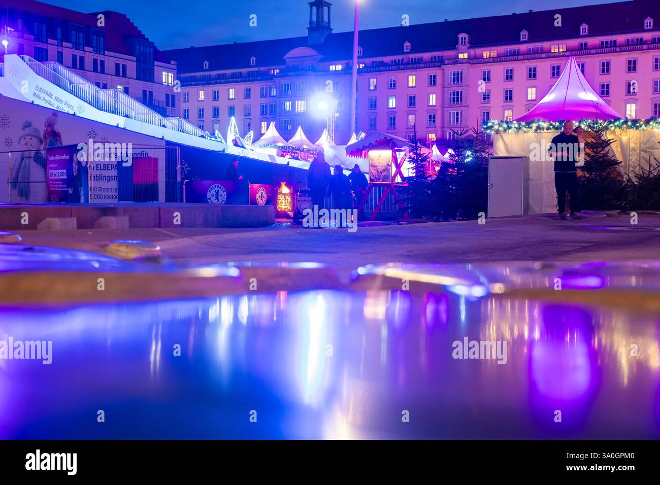 Dresdner Winterfest Winterfest auf dem Altmarkt, Spieglung des Festes ...