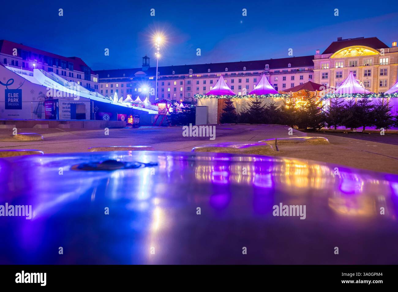 Dresdner Winterfest Winterfest auf dem Altmarkt, Spieglung des Festes ...