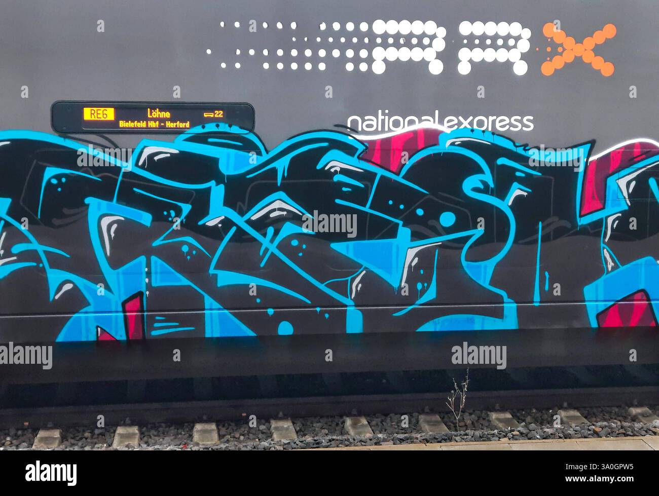Ein Zug des Ragionalexpress RE6 der RRX NATIONAL EXPRESS ist ...