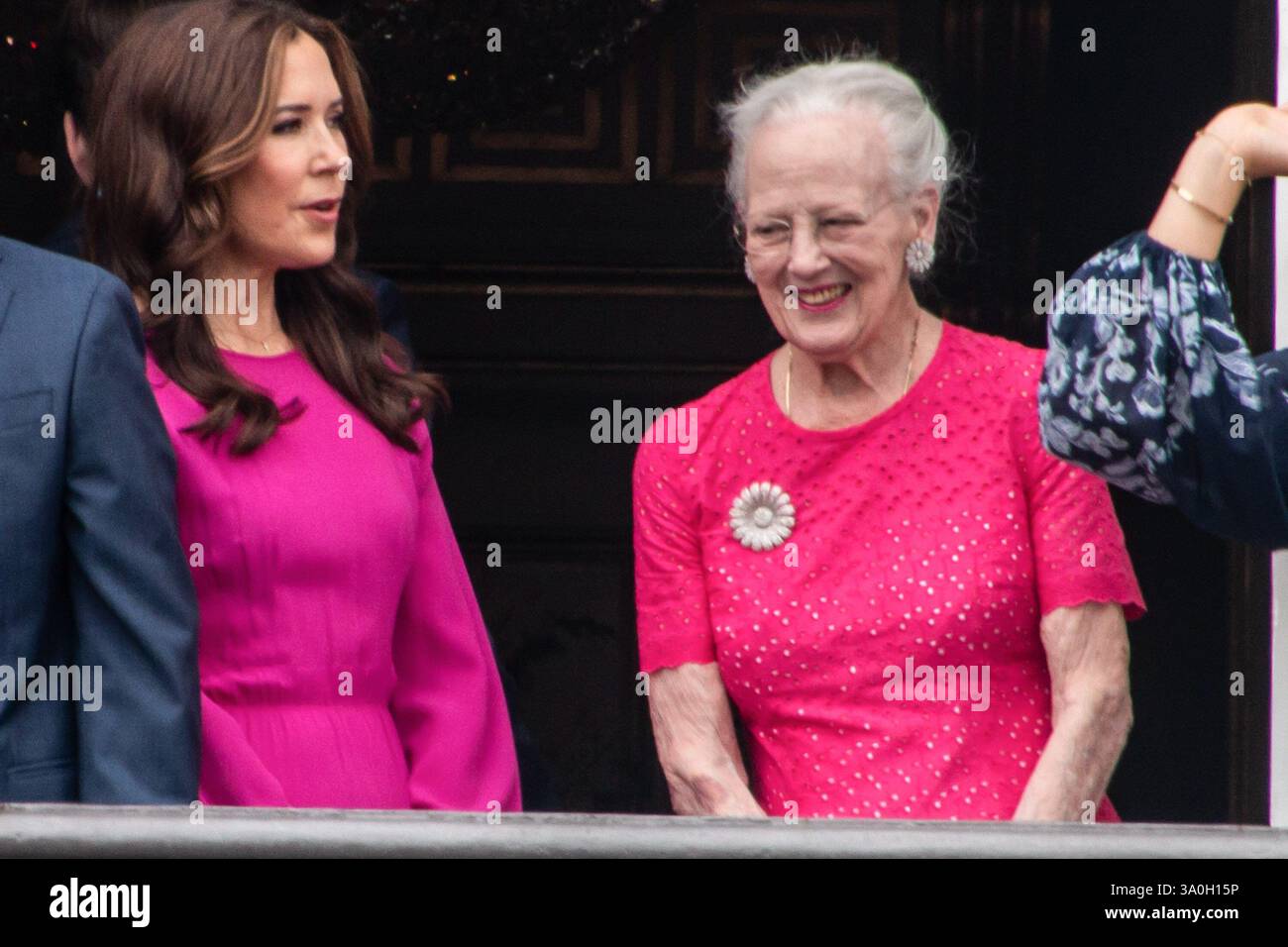 The king turns to the queen hi-res stock photography and images - Alamy