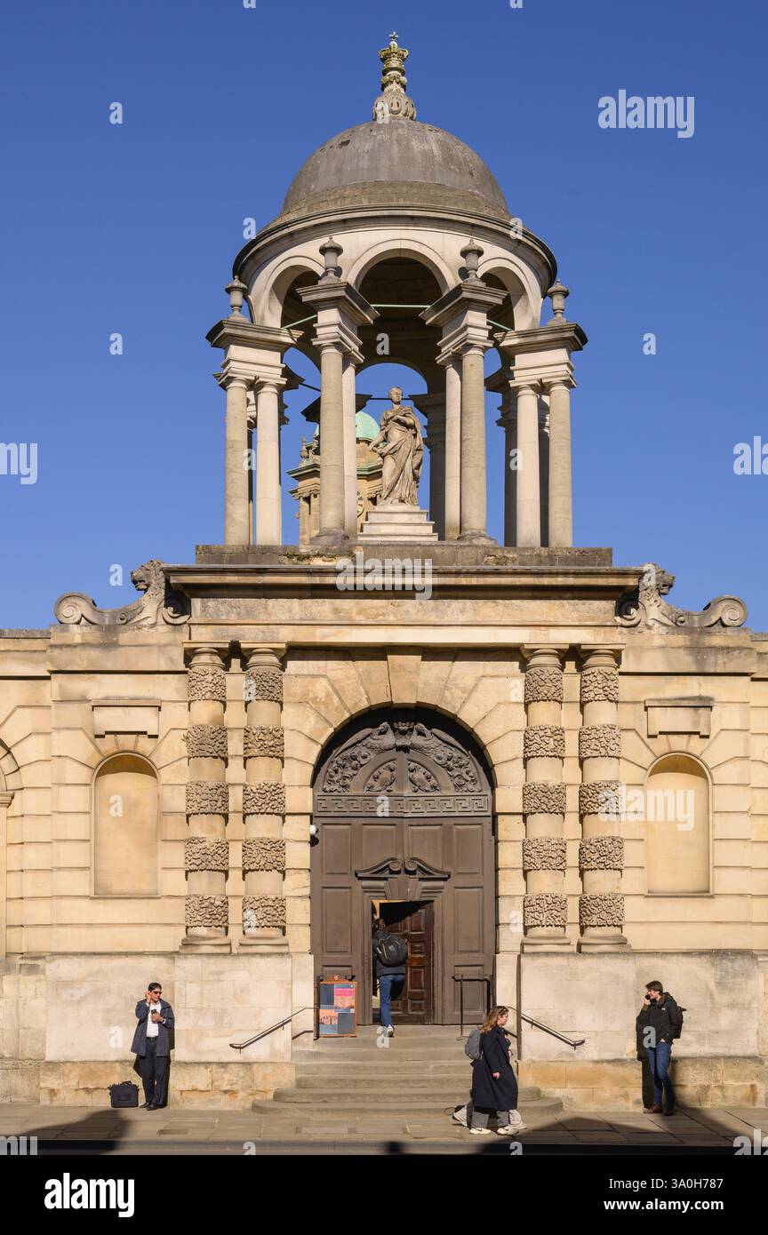 Facade of the Queen's College University of Oxford on The High Oxford ...