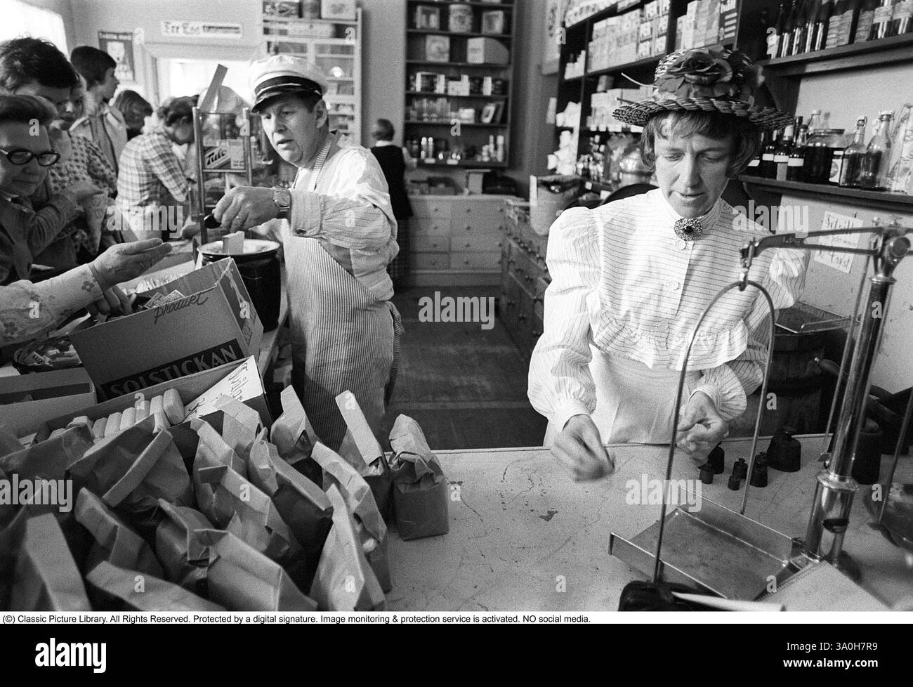Vintage general store interior hi-res stock photography and images - Alamy