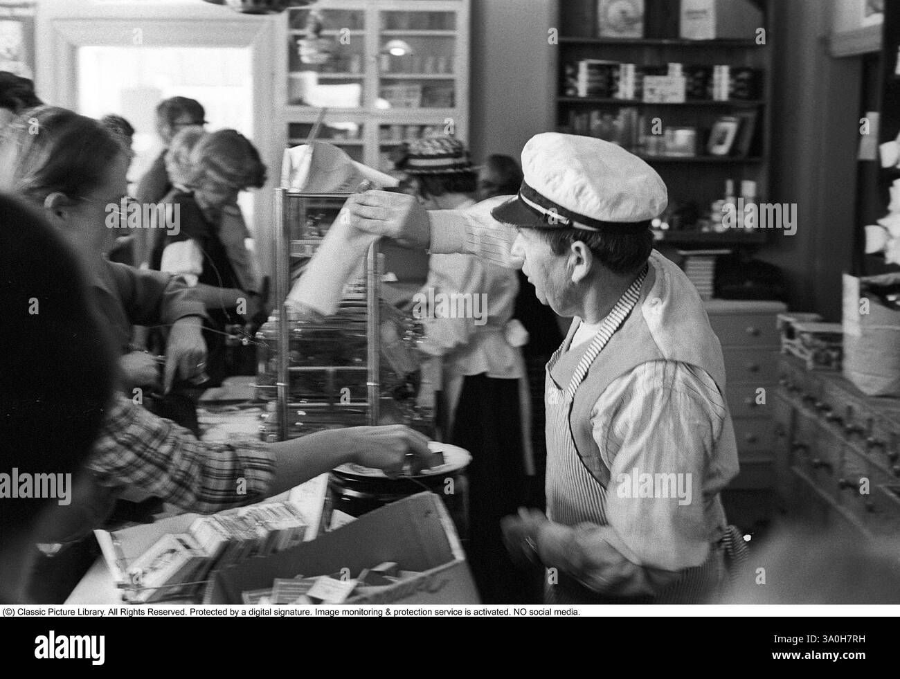 Vintage general store interior hi-res stock photography and images - Alamy