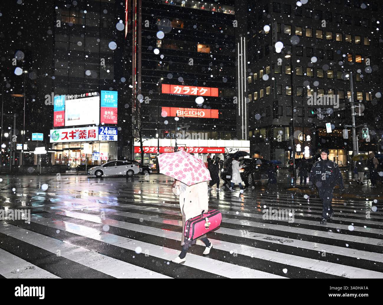People walk in snow in Tokyo on March 4, 2025. ( The Yomiuri Shimbun ...