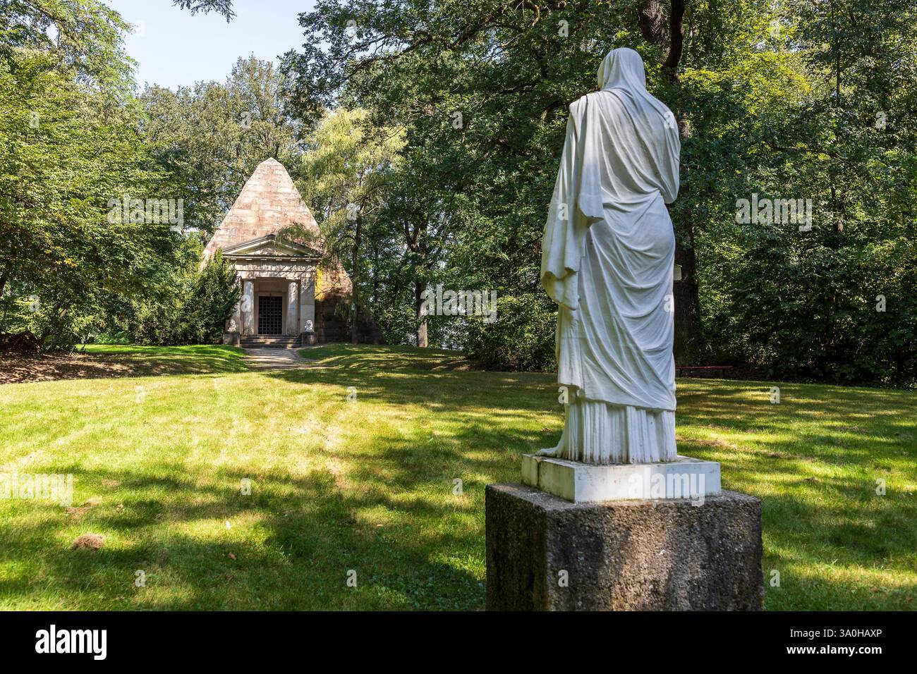 Pyramide mit Mausoleum und Statue der Vestalin im Schlosspark Machern ...