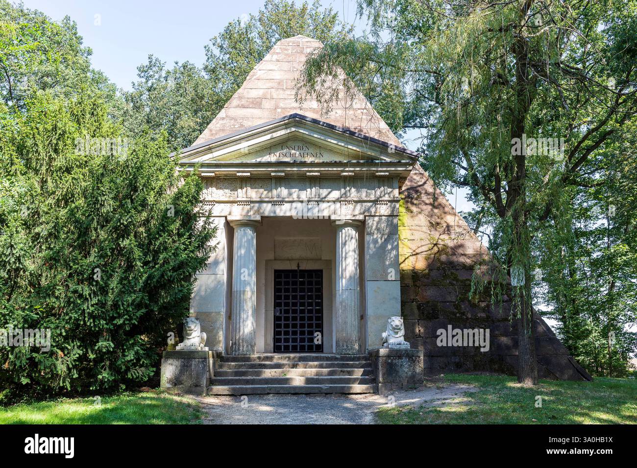 Pyramide mit Mausoleum im Schlosspark Machern, Sachsen, Deutschland ...