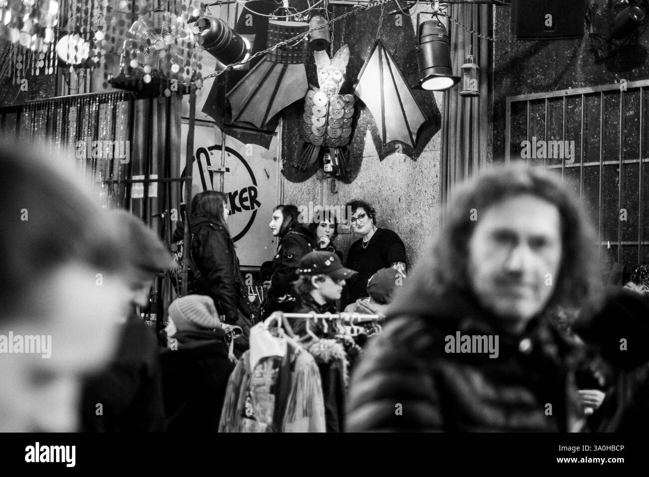 Verkäufer und Besucher beim Dark Market im Berliner Duncker Club. Der ...