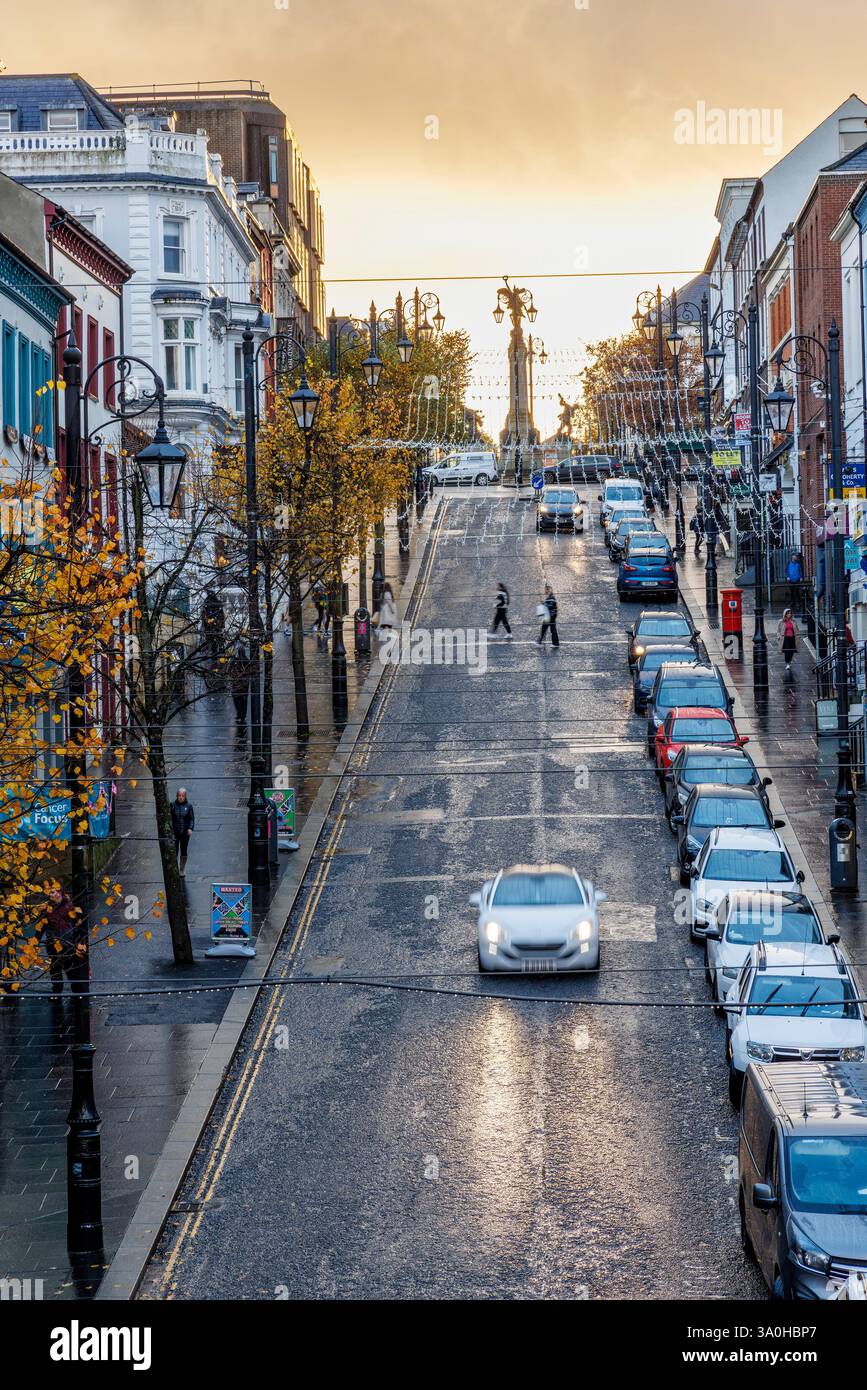 Shipquay Street looking towards the war monument, Derry, Ireland Stock ...